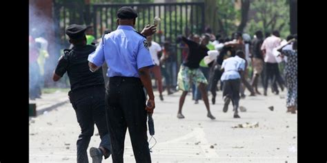 Police Fire Tear Gas At Hundreds Of Students At Nigeria University