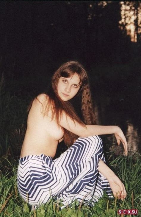 Снимки молодых девок отдыхающих на природе голышом Pic