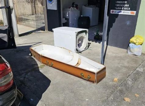 Pegadinha macabra Morador acorda caixão na porta de casa