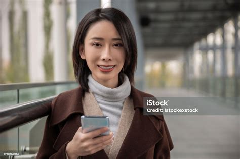 기내 반입 수하물을 들고 공항 터미널 안을 걷고 있는 사업가 공항에 대한 스톡 사진 및 기타 이미지 공항 관광 관광객