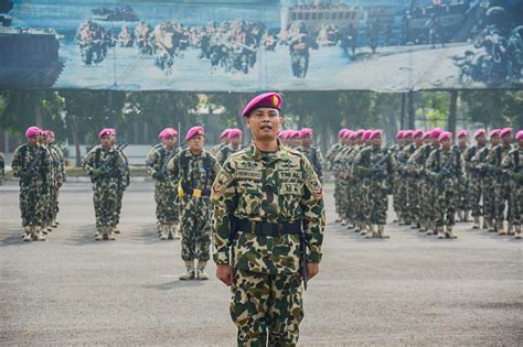 Penuh Kebanggaan Prajurit Dan PNS Brigif 2 Marinir Laksanakan Upacara