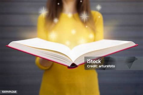 여자의 손에 책에서 나오는 빛 지혜 종교 독서 상상력 지식의 개념 책에 대한 스톡 사진 및 기타 이미지 책 역사 여자