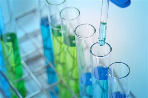 코로나 바이러스 검역의 개념 메르스코브 새로운 코로나 바이러스 N바이러스 테스트는 플라스틱 장갑에 분석가 손의 실험실 테스트 튜브에 스톱 메르스코브 개념에 대한 스톡 사진