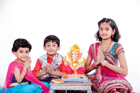 주 님 코끼리와 기도 인도 Ganesh 축제 작은 인도 아이 들 Ganesh Chaturthi에 대한 스톡 사진 및 기타 이미지