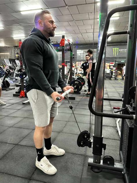ᐈ Curl De Biceps En Polea Baja Con Barra ⚡️ Vídeo Guía