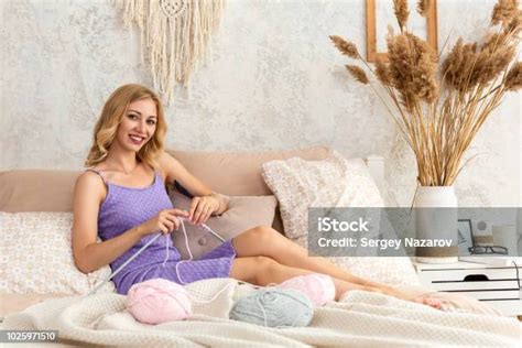 라일락 홈 드레스에 젊은 여 자가 빛 핑크 스카프 또는 흰색 벽에 침대에 자연 스레드에서 격자 무늬 니트 가을에 대한 스톡 사진 및 기타 이미지 Istock
