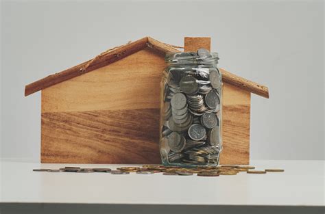 금융 및 저축 돈 개념 나무 책상에 유리 항아리에 동전 유출 0명에 대한 스톡 사진 및 기타 이미지 0명 Budget Hearing 가계 Istock