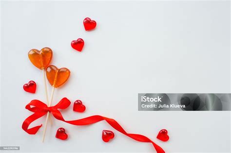 두 개의 막대 사탕 빨간 리본과 흰색 배경에 하트 빨간 마음 캔디 러브 개념 발렌타인 데이 비문을위한 공간을 복사하십시오 0명에 대한 스톡 사진 및 기타 이미지 Istock