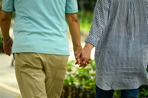 公園で手をつないでいるシニアカップルのミッドセクション クローズアップのストックフォトや画像を多数ご用意 クローズアップ シニア世代