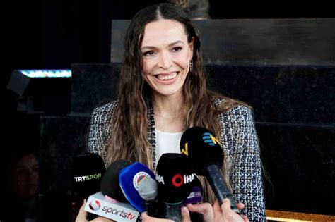 Eda Erdem heykelini yere göğe sığdıramazken sosyal medyada alay konusu