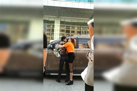 男子说寻找老婆三年了，今天在这辆车上看到了，一顿撕扯后，车上男子开车跑了 男子 老婆 寻找