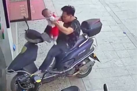 رفتار خطرناک و جنجالی یک پدر با فرزندش روی موتور فیلم