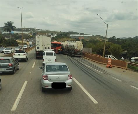 Carreta Em L Bloqueia Parcialmente Rodovia Fernão Dias Em Betim Mg