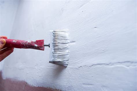 흰색 페인트 프라이머 페인트 브러시 벽화 아파트 수리 Diy에 대한 스톡 사진 및 기타 이미지 Diy 개선 리노베이션