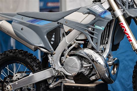 El Gris Toma Protagonismo En Nueva Gama Tm 2025 De Enduro S Motos