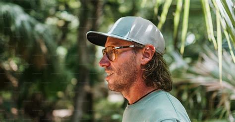 모자와 선글라스를 쓴 남자가 숲 속에 서 있다 사진 Unsplash의 바깥 이미지