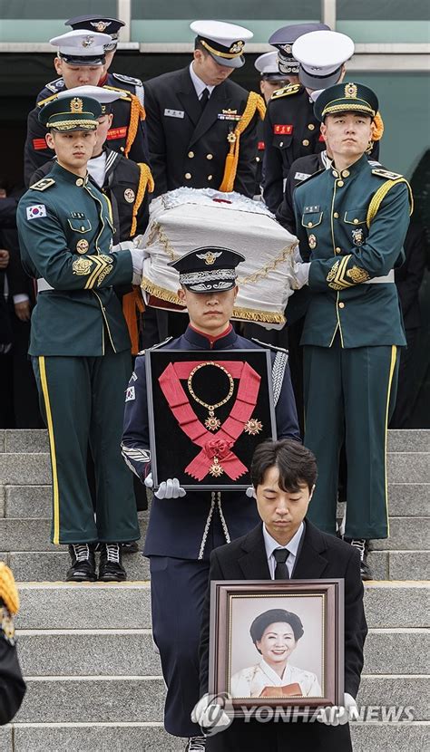 고 손명순 여사 김영삼 전 대통령 묘역으로 연합뉴스