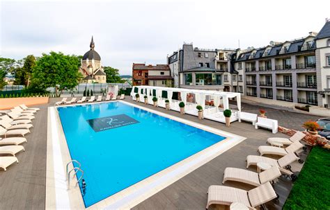 Настил вокруг бассейна в Kavalier Boutique Hotel из террасной доски ...