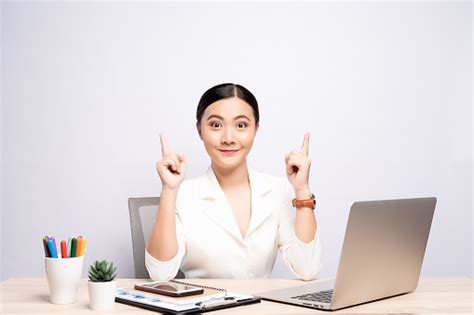 여자의 초상화는 긍정적 인 생각이 배경 위에 고립 된 사무실에 앉아있다 계획에 대한 스톡 사진 및 기타 이미지 계획 공연