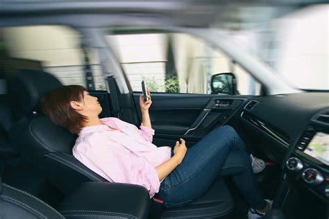 クルマの走行中に助手席の背もたれを倒して寝てもいいのか？ 自動車情報・ニュース Web Cartop