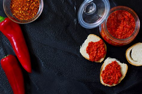 Ajvar 검은 배경에 구운 고추의 전채 Ajvar와 빵 Ajvar 토스트 구운 고추의 발칸 전채 상단 보기 텍스트 공간 건강한