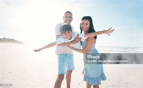 모험 해변 가족 휴가에 바다 옆 모래 위에 아이를 안고 있는 부모 행복하고 미소를 짓고 열대 여름 휴가에 숨은 젊은 어머니와 아버지와 함께 날고 유대감을 형성하는 소년 아이