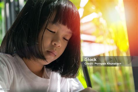 아시아 아이 여자 지 루 느낌을 집에서 지루한 숙제를 하 고 여성 귀여운 아이가 집중 종이에 쓰기 테스트에 대 한 아시아 학생