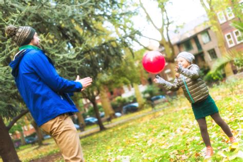 파더 및 딸이다 게임하기 Ball 2명에 대한 스톡 사진 및 기타 이미지 2명 30 34세 6 7 살 Istock