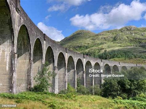 스코틀랜드 고원 산을 배경으로 한 글렌피넌 고가교 스코틀랜드 영국 2022년 8월 0명에 대한 스톡 사진 및 기타 이미지 0명 가르 가르교 Istock
