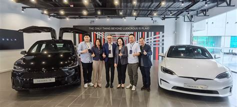 澳門商報 Tesla兩款左軚版新車在澳亮相