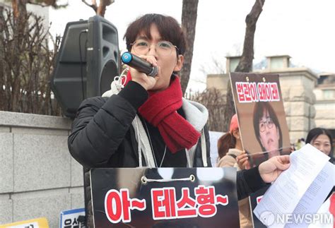 헌재 앞에서 탄핵 반대 필리버스터 하는 배우 차강석