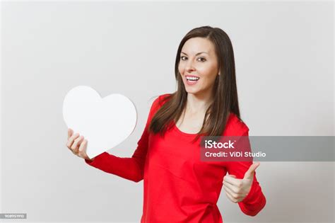 엄지손가락을 나타나는 빨간색 옷에 예쁜 여자 흰색 배경에 고립 큰 하얀 마음 손에 들고 광고에 대 한 공간을 복사 합니다 성 발렌타인의 날 또는 국제 여성의 날 개념 3월에