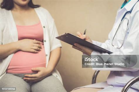 Ibu Hamil Dan Dokter Kandungan Di Rumah Sakit Foto Stok Unduh Gambar