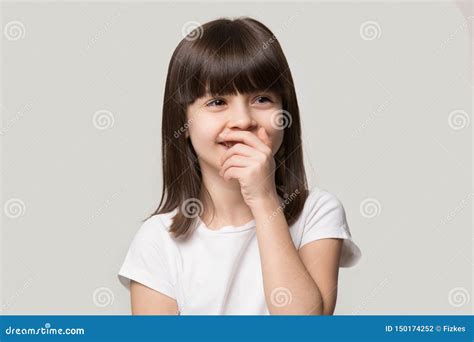 Fille Mignonne Timide Riante D Isolement Sur Le Fond Gris De Studio