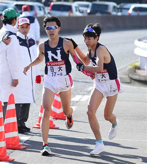 ＜第96回箱根駅伝復路・戸塚中継所＞戸塚中継所、9区・橋口にたすきを繋ぐ日大・若山（左）（撮影・会津 智海） スポニチ Sponichi