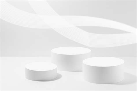 추상적인 흰색 장면 모형 빛나는 조명 라인이 있는 3개의 둥근 흰색 실린더 연단 프리젠 테이션 화장품 상품 광고 디자인 디스플레이 봄 스타일로 보여주는 템플릿입니다 3가지