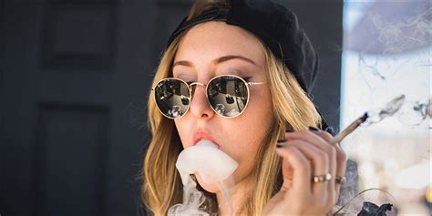 8 Things Youll Understand If You Love Smoking Weed Alone