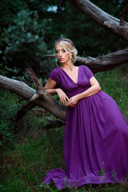 Premium Photo Girl Model Blonde In A Lilac Dress With A Bouquet With