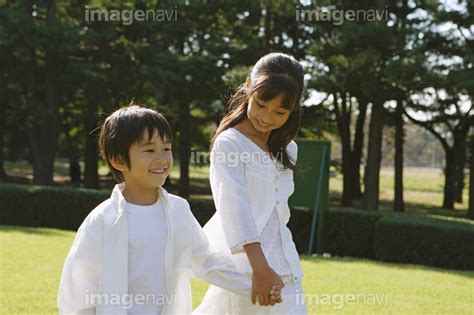 【手をつなぐ子供】の画像素材12402416 写真素材ならイメージナビ