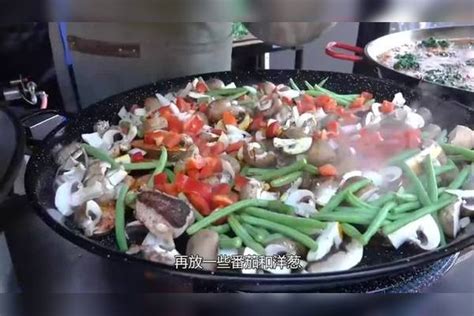 广东大爷卖炒饭，20一锅全是菜，每周出摊4天，凌晨3点顾客还排队全是菜大爷顾客