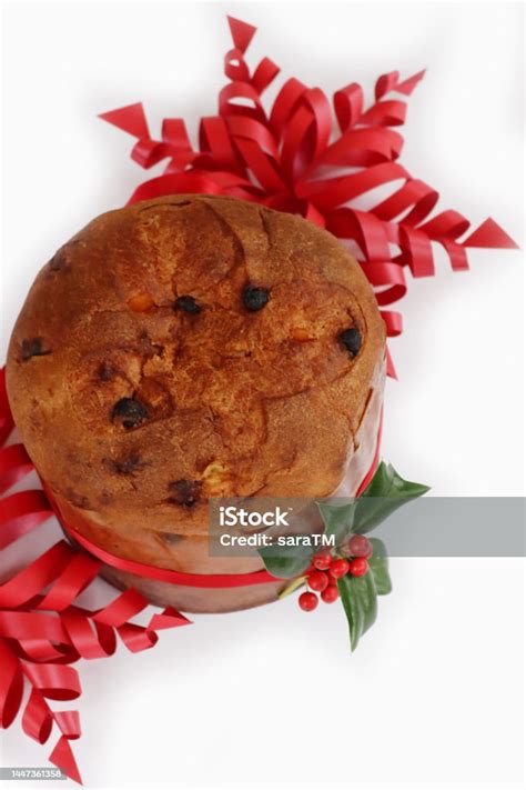 빨간 장식과 흰색에 홀리가있는 Panettone이라는 전통적인 이탈리아 크리스마스 케이크 0명에 대한 스톡 사진 및 기타 이미지
