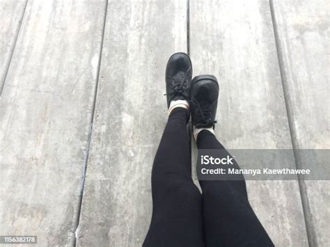 검은 신발을 입고 여자는 상단보기에 고립 셀카 발은 콘크리트 배경에 검은 색 샌들 을 착용합니다 가죽에 대한 스톡 사진 및 기타