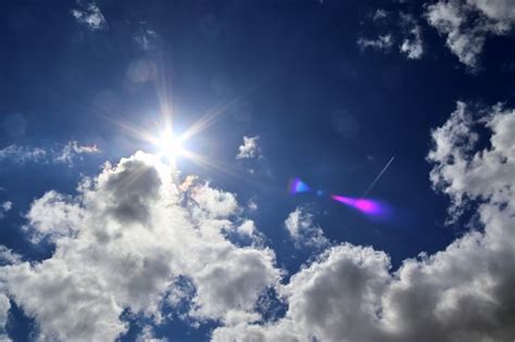 푸른 하늘에 렌즈 플레어와 구름이 있는 태양광선의 아름다운 경치 0명에 대한 스톡 사진 및 기타 이미지 0명 경관 경외감 Istock
