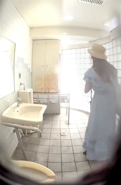 海の共同トイレを撮ってきました！4トイレと着替え美人しかいません Javpeep