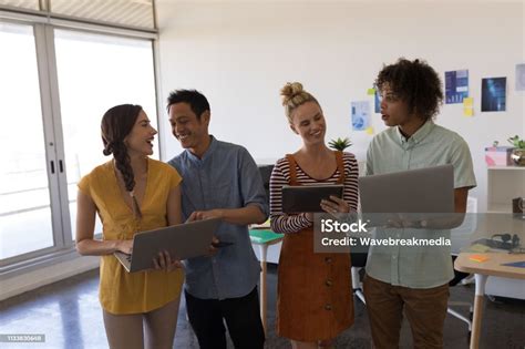 사무실에서 랩톱 및 디지털 태블릿을 통해 논의 하는 비즈니스 동료 30 39세에 대한 스톡 사진 및 기타 이미지 30 39세 계획 기술 Istock