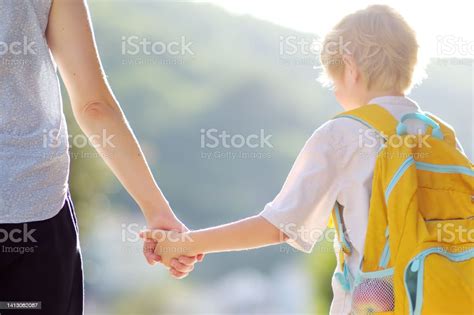 어머니와 함께 어린 여학생이 여름 방학 후에 학교에 간다 부모는 자녀와 동행하거나 만난다 어린이를위한 교육 아이들은 학교