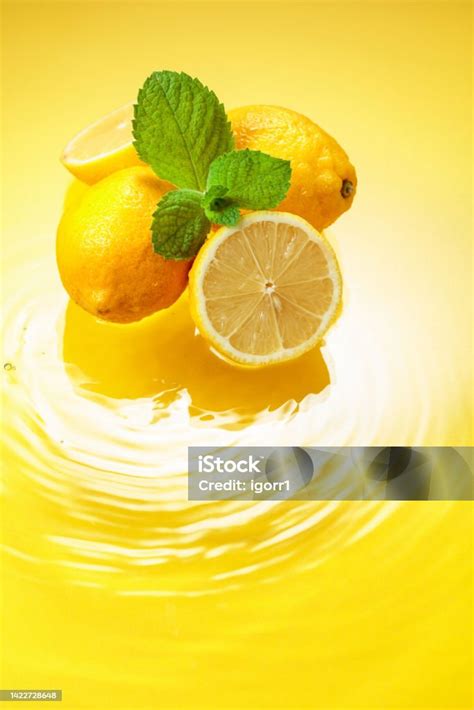 水しぶきのある黄色の背景にミントとジューシーなレモン かんきつ類のストックフォトや画像を多数ご用意 かんきつ類 しずく しぶきを
