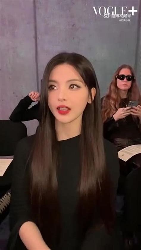 杨超越巴黎时装周视频颜值没得说很精致很美G社拍的杨超越 明星周边 明星动态 好看视频