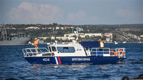 Через падіння уламків збитих ракет на двох поромах у Керчі поранено 5 людей відомо про ще 2