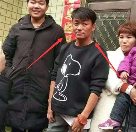 34歲王寶強回鄉最接地氣，30歲趙麗穎剝玉米，26歲鄭爽回鄉這件事 每日頭條